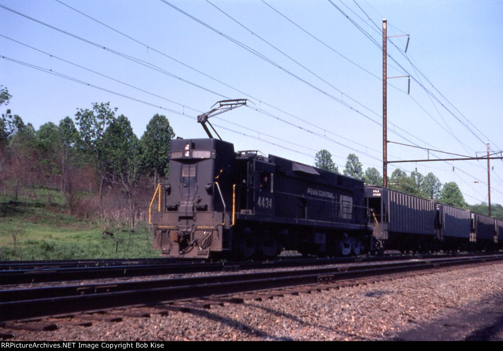 PC 4434 West, with empty grain hoppers
